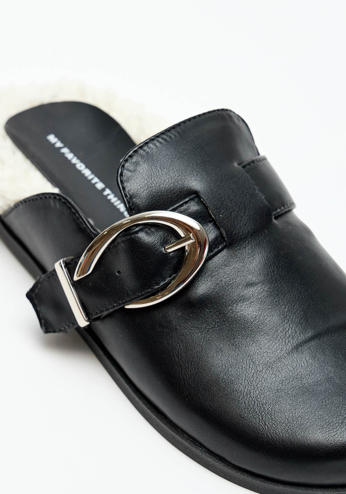 Mule Com Fivela E Pelo Preto