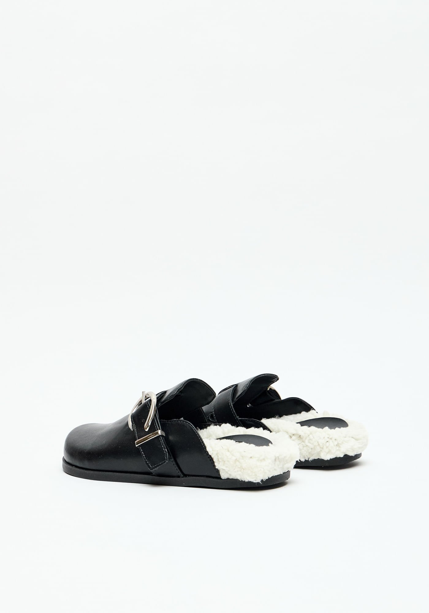 Mule Com Fivela E Pelo Preto