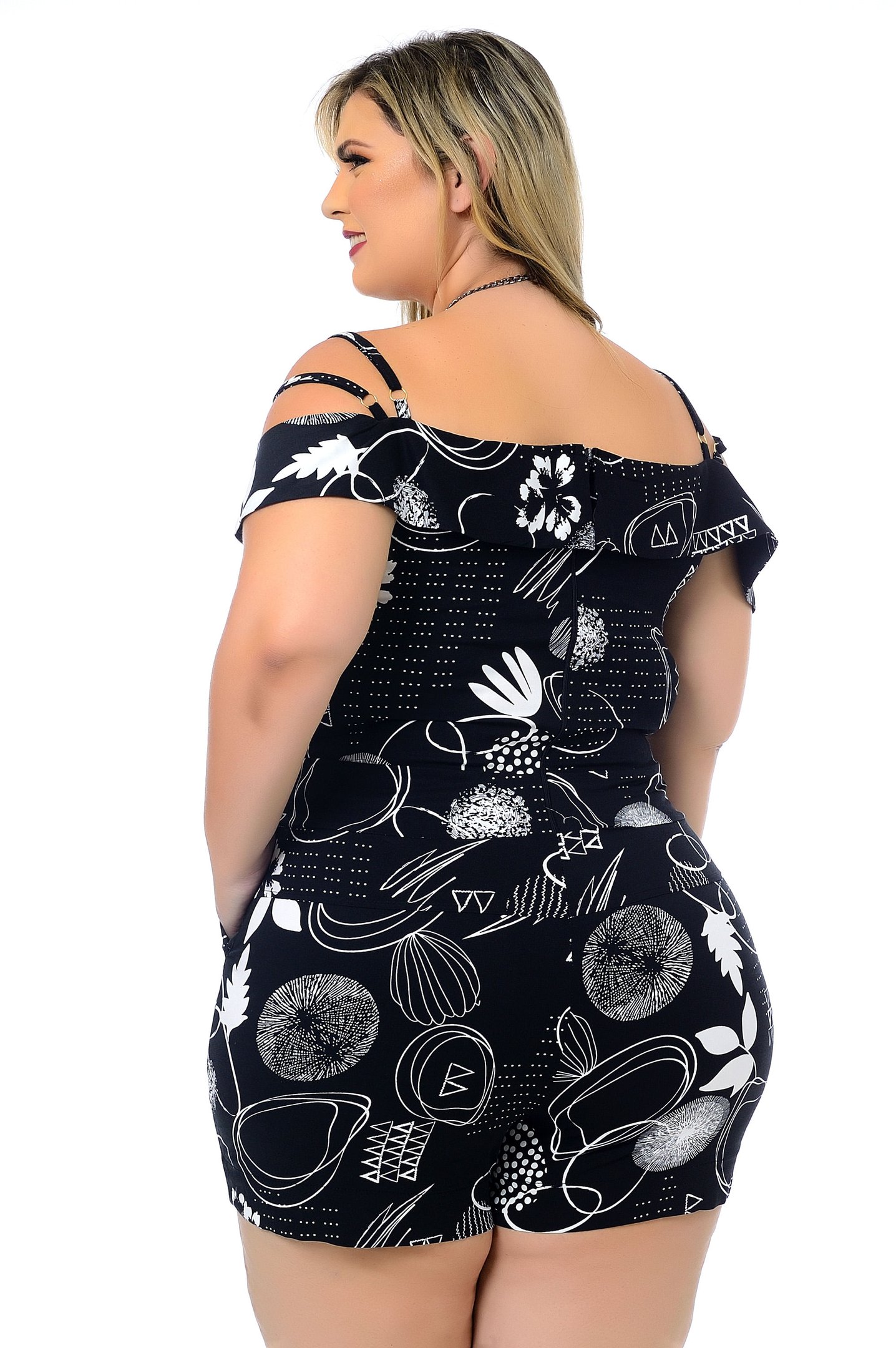 Macaquinho Ciganinha Preto Plus Size Preto