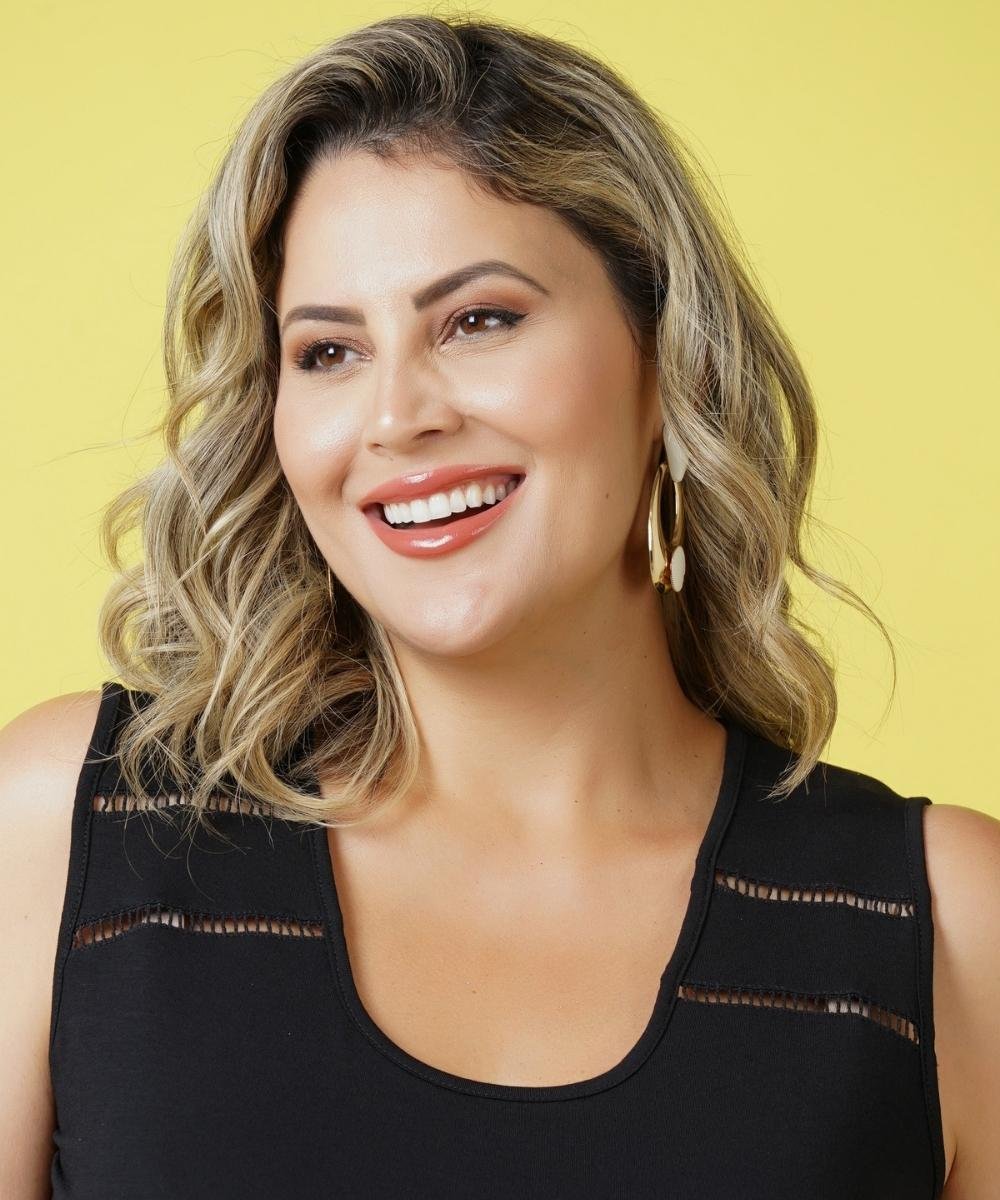 Regata Lisa Plus Size Com Entre Meio Nas Alças Allmaria Preto