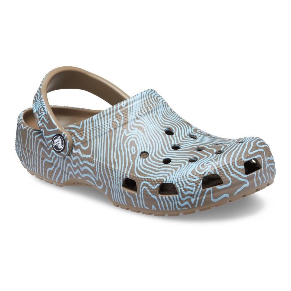 Sandália crocs classic topographic clog khaki/multi Multicores