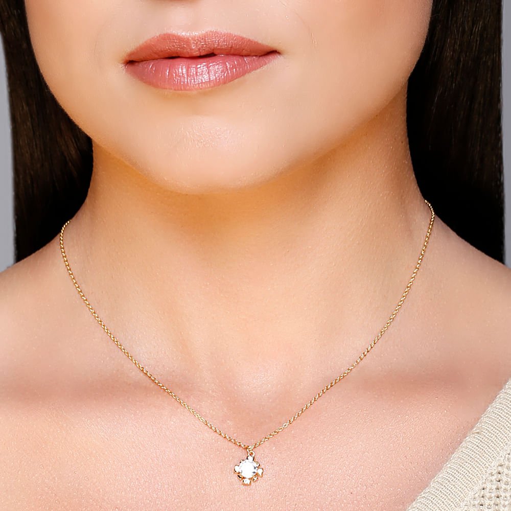 Colar com pingente trabalhado Dourado