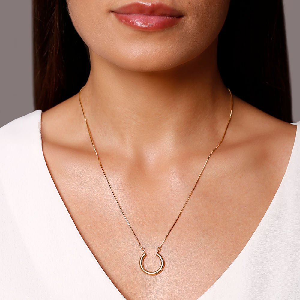 Colar com argola semiaberta cravejada Dourado