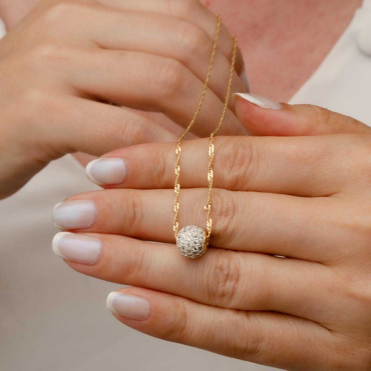 Colar com Bola Cravejado em Zircônia Banhado a Ouro 18k Dourado