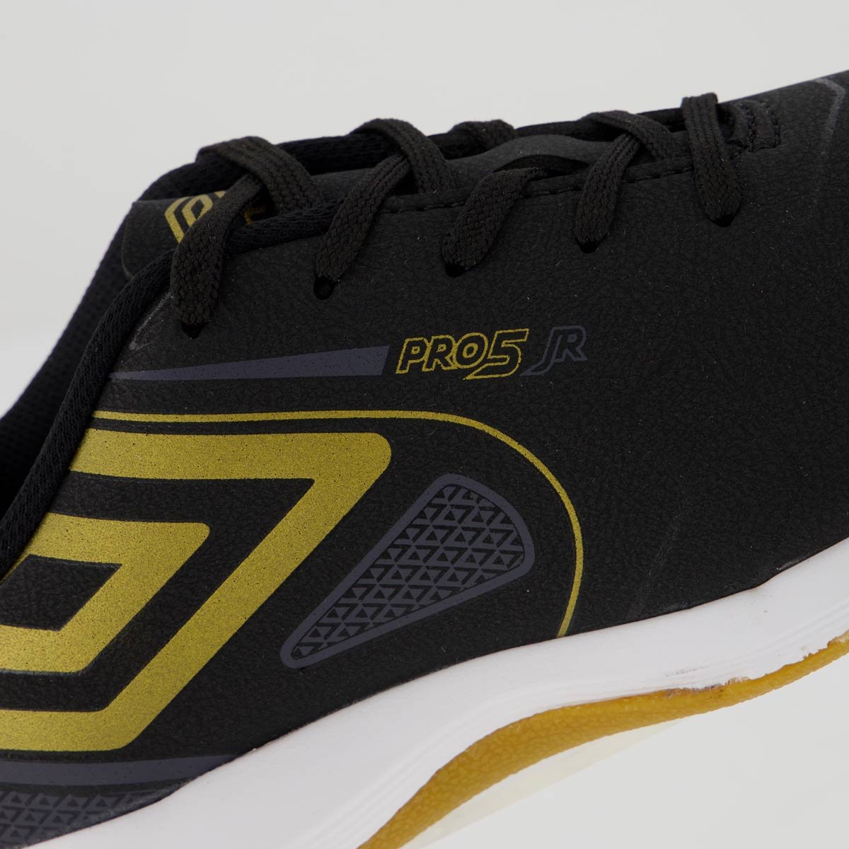 Chuteira Umbro Pro 5 Bump Futsal Juvenil Preta e Dourada Preto