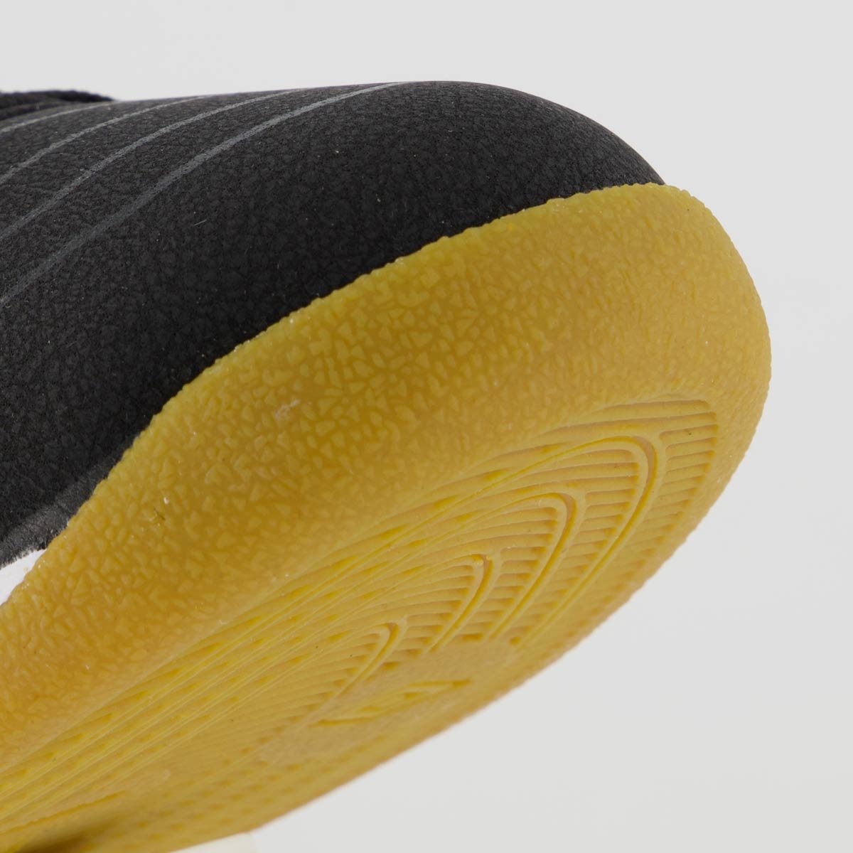 Chuteira Umbro Pro 5 Bump Futsal Juvenil Preta e Dourada Preto