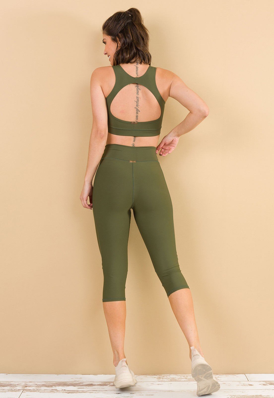 Capri Esportiva Recorte e Detalhe Trançador Verde Militar Verde