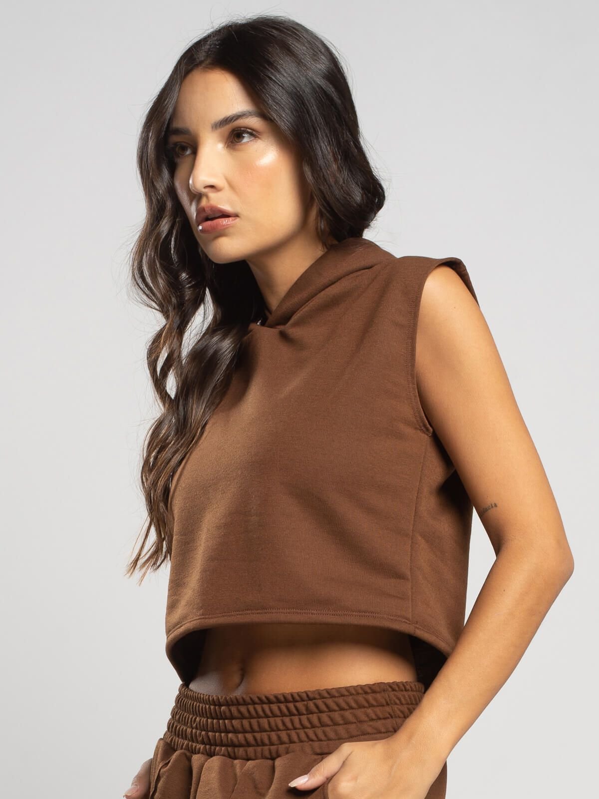 Cropped Regata Com Capuz Moletinho Vicbela Marrom