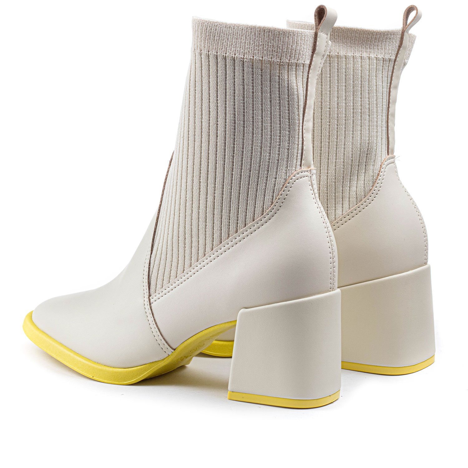 Bota Moleca Cano Curto Branco