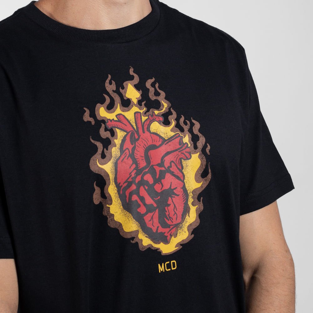 Camiseta Regular MCD Corazón En Llamas Preto