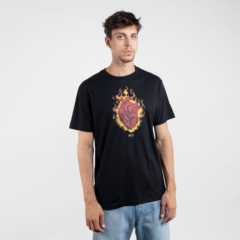 Camiseta Regular MCD Corazón En Llamas Preto