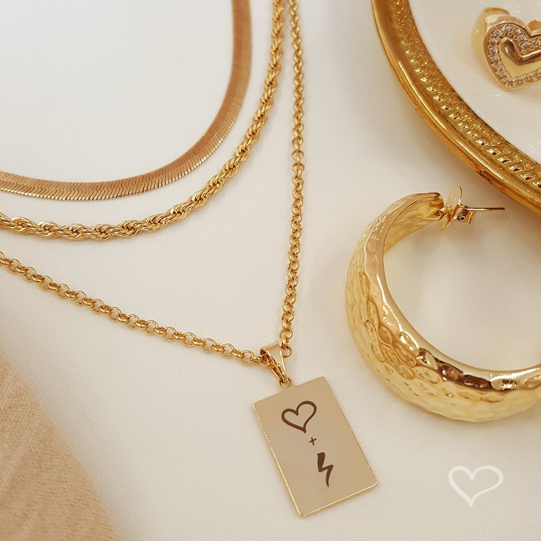 MIX DE COLARES ANA CAROLINA PLACA METAL VINTAGE FOLHEADO A OURO 18K Dourado