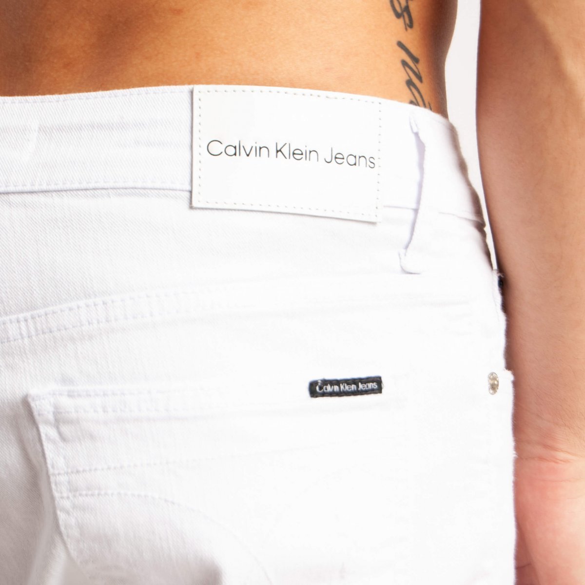 Bermuda Jeans Calvin Klein Jeans Puídos 5 Pockets Branco