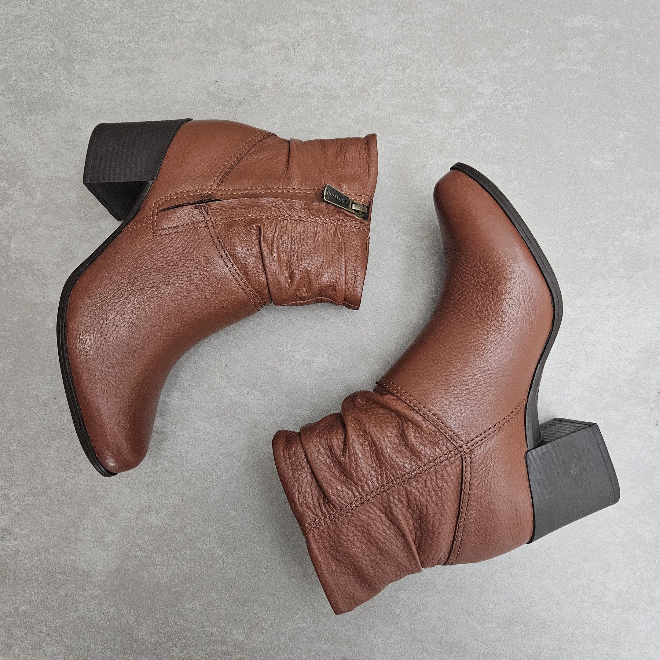 Bota Feminina Bottero Cano Curto Salto Bloco Em Couro - Conhaque Marrom