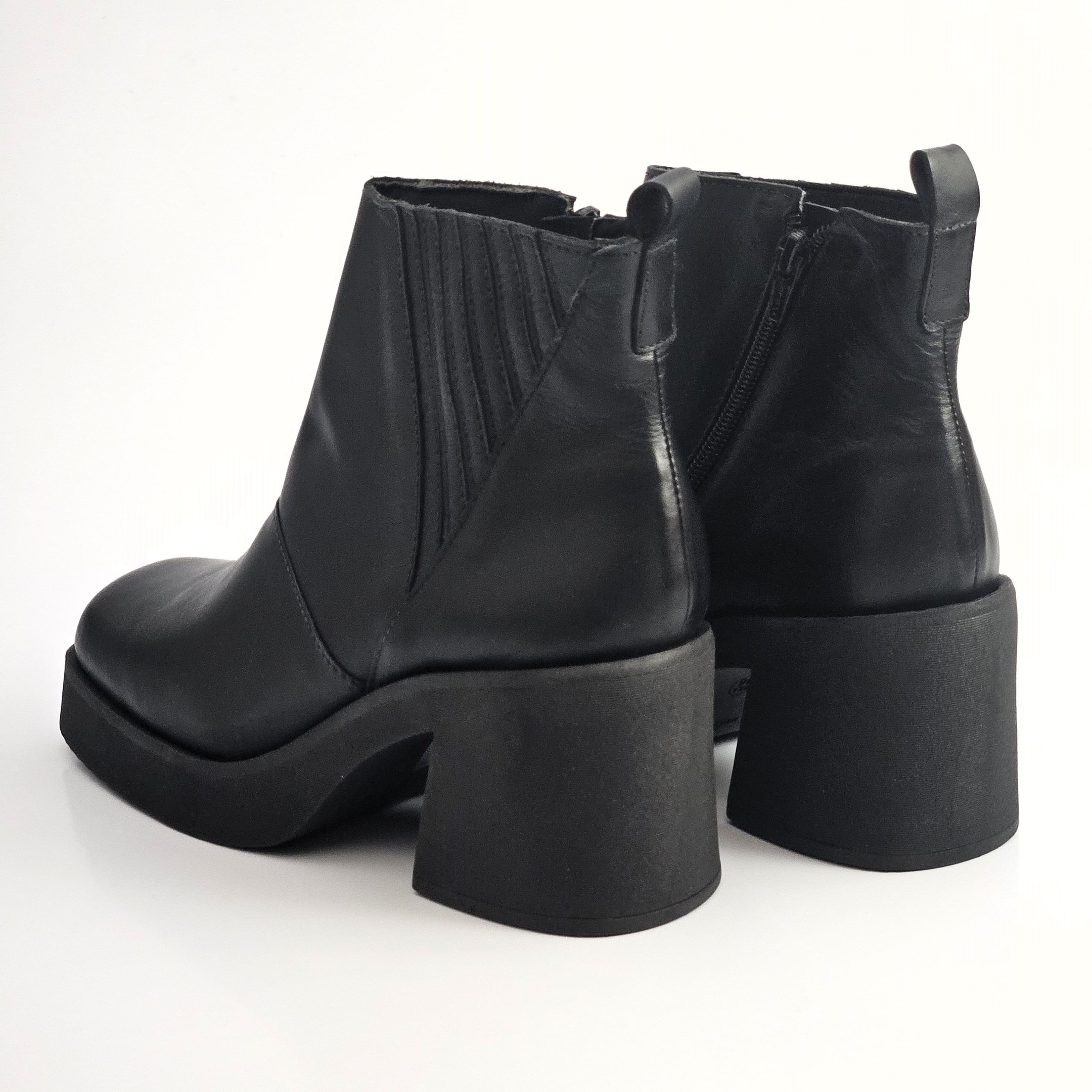 Bota Feminina Aye Aye Em Couro Com Elástico - Preto Preto