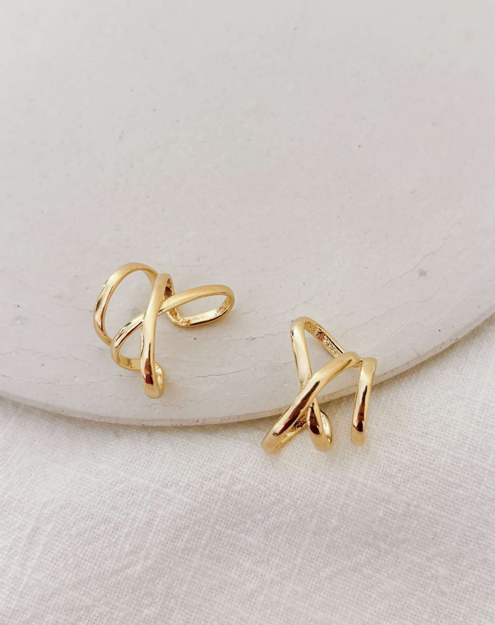Ear Hook Encaixe Cruzado Banho Ouro Dourado